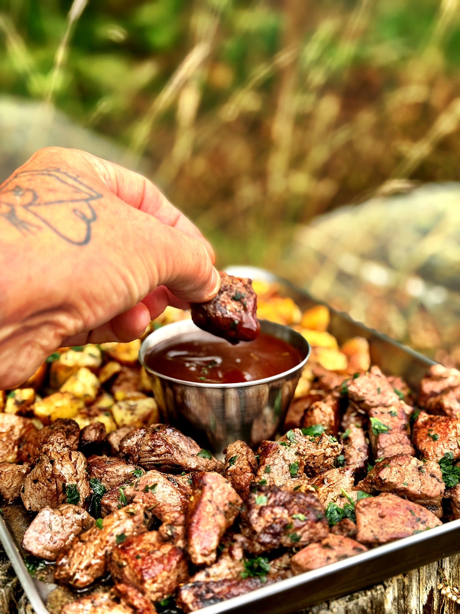 Moose entrecote, fried potatoes with thyme and red wine sauce ...
